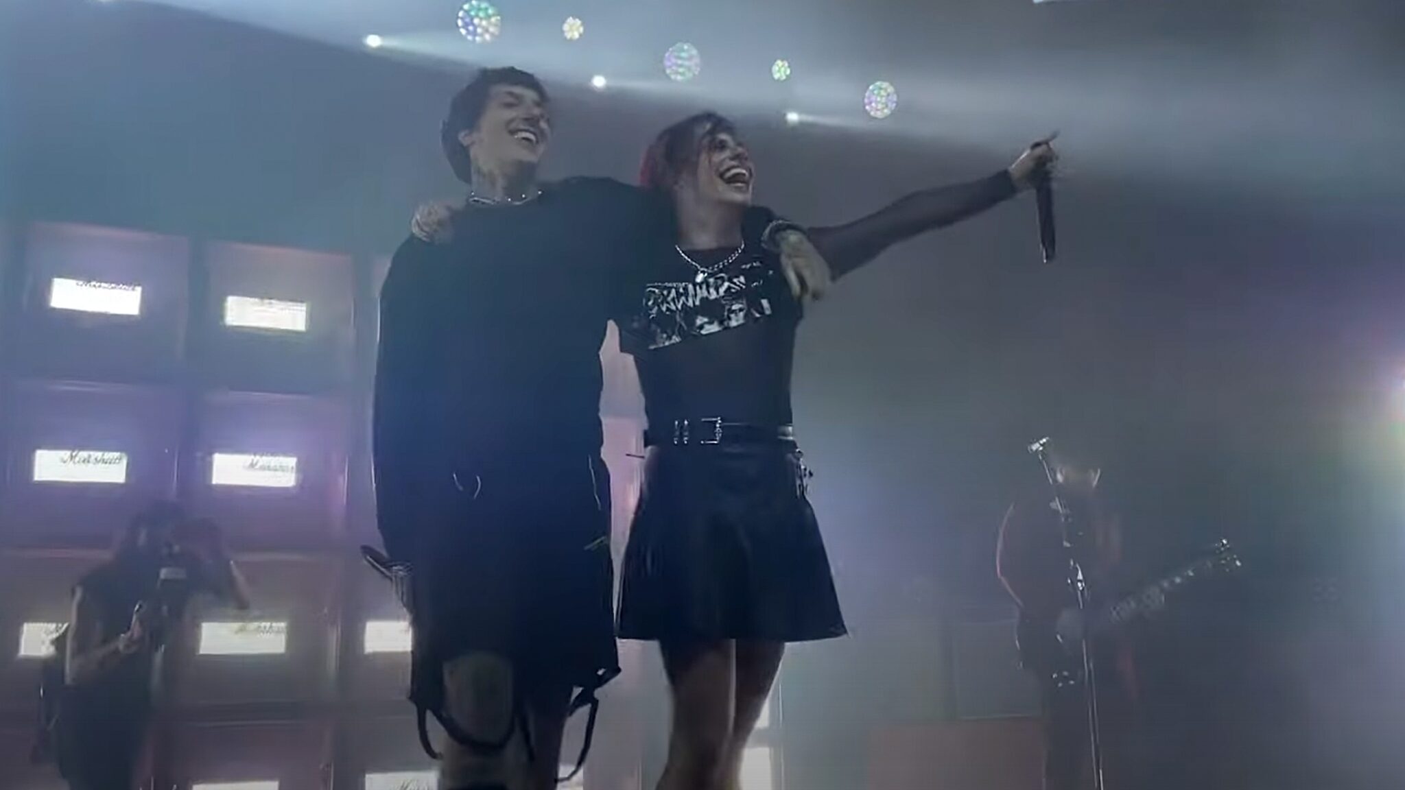 Oli Sykes (Bring Me The Horizon) & Yungblud spielen "Obey" erstmals live